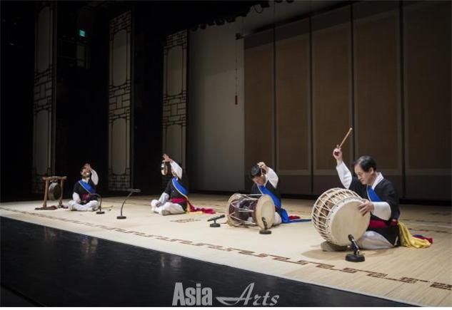 ‘사물놀이’와 ‘가야금’을 영어로는 'Samullori'와 'Gayageum'으로...